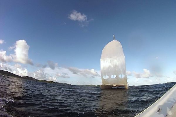 Speejonk, a furling spinnaker between the two hulls of a catamaran