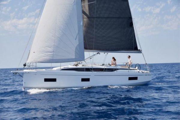 Bavaria electric sailboats: range, hybridization and equipment under ...