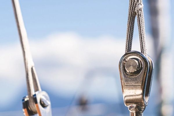 EFTM and its Dyneema textile shroud: a technical alternative to stainless steel rigging